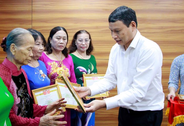 Đà Nẵng: Biểu dương phụ nữ cao tuổi tiêu biểu trong xây dựng gia đình văn hoá, ấm no, hạnh phúc ...