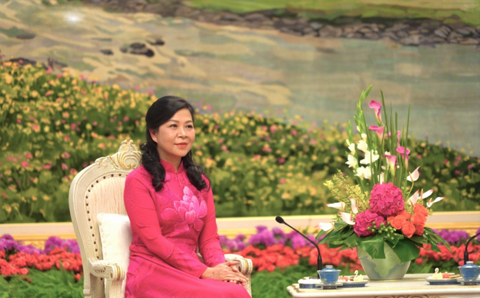 Phu nhân Bành Lệ Viên mời Phu nhân Ngô Phương Ly thưởng thức tiệc trà, xem biểu diễn nghệ thuật ...